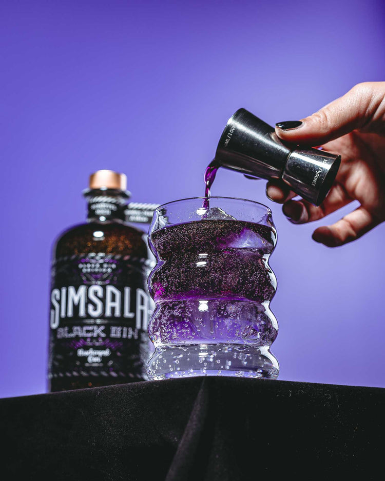 Simsala Black Gin mit Glitzer – Flaschenpost Gin